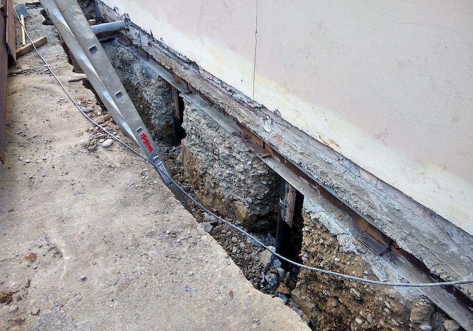 Palo Infisso In Acciaio Tipo Mega Per Fabbricati Storici CUSI Palo Infisso In Acciaio Tipo Mega Per Fabbricati Storici CUSI