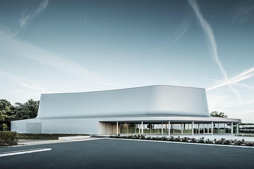 Riflessi argentati sul palazzetto dello sport con Prefa | GuidaEdilizia